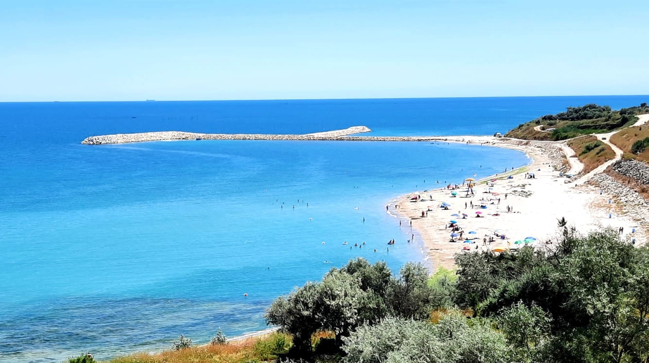 Plaja din România cu apa turcoaz. Turiştii sunt impresionaţi: „Exact ca ...