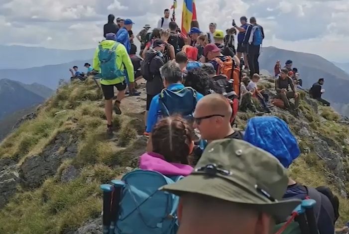 Coadă la poze, pe vârful Moldoveanu, în ciuda potecilor înguste ...