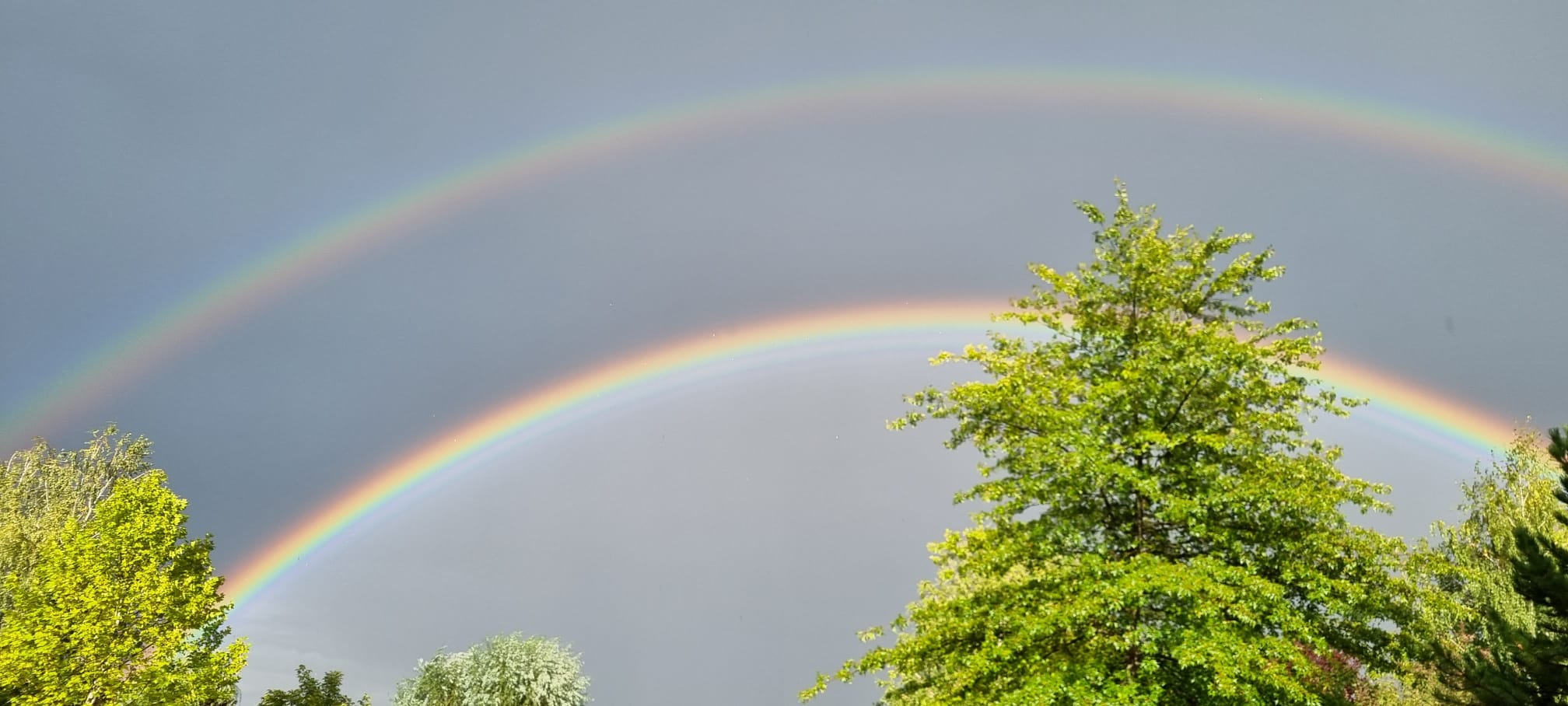 Spectacol de culori pe cerul Capitalei. Un curcubeu dublu a încântat ...
