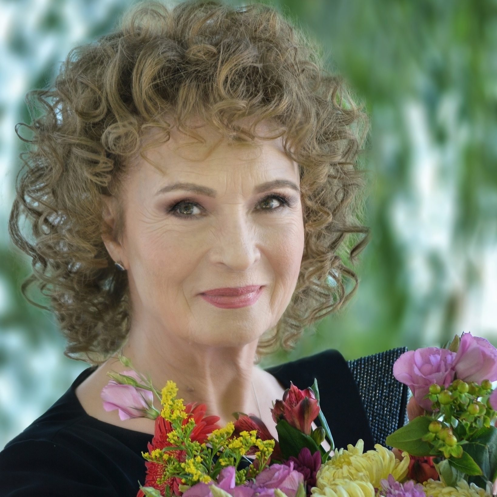 Angela Similea este neschimbată și provoacă ropote de aplauze la scenă ...