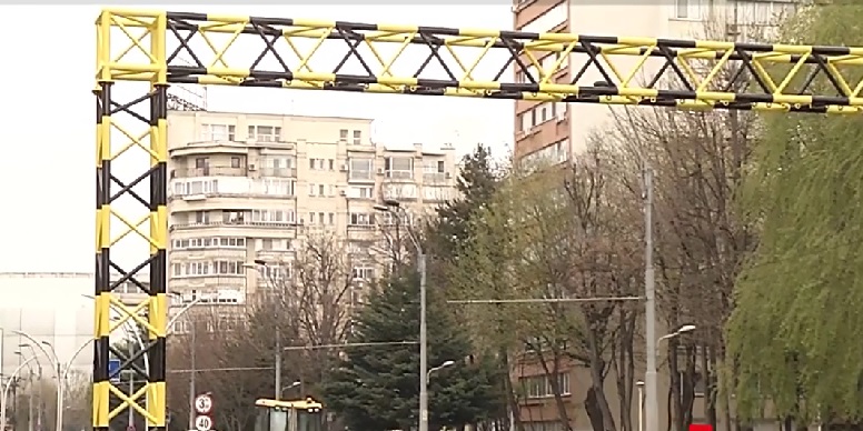 Primele porţi au fost montate. Cum arată noul sistem de semnalizare din ...