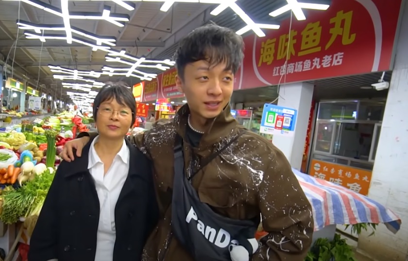 Un vlogger chinez din România arată câte feluri de mâncare poți să ...