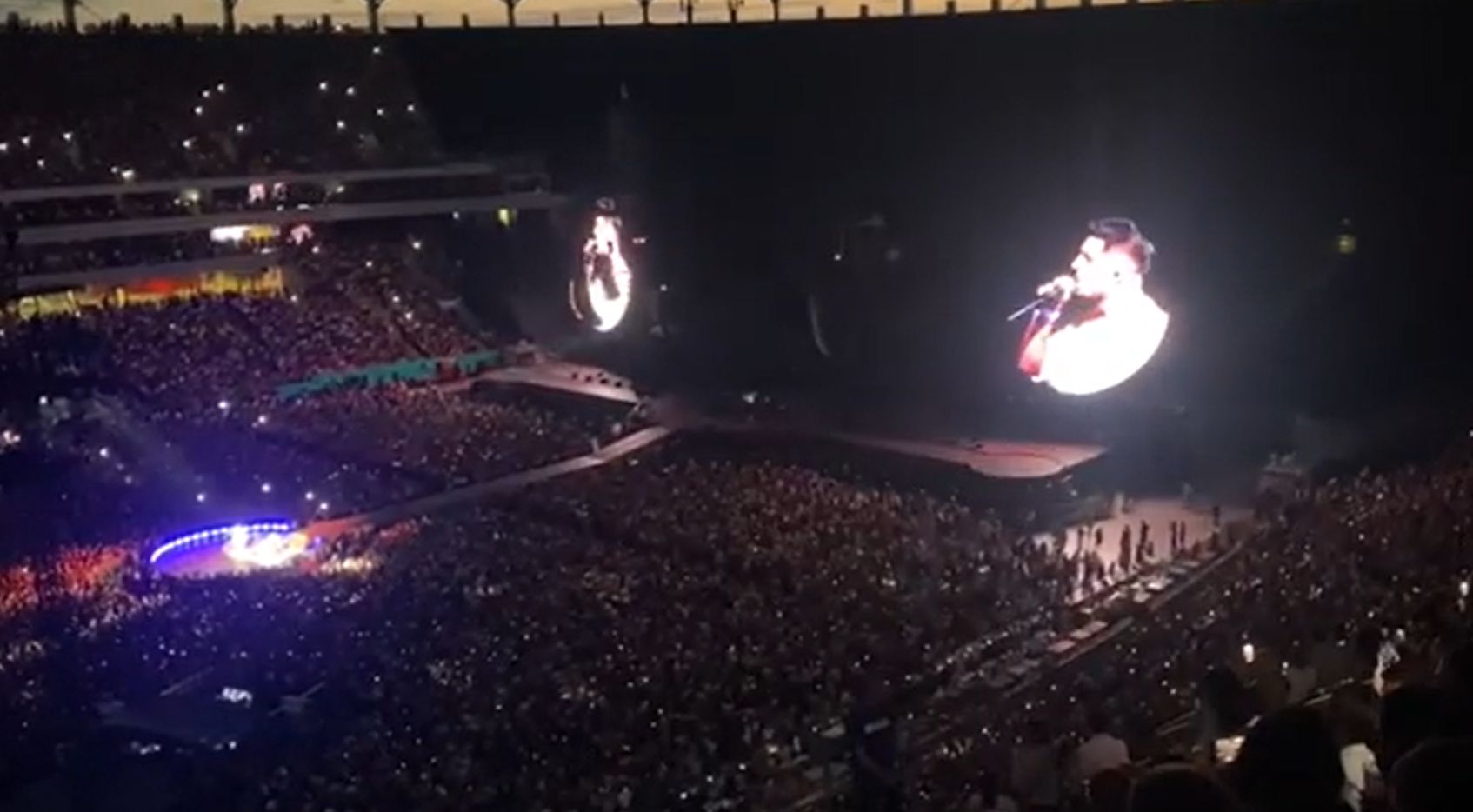 Momentul în care manelistul Babasha e huiduit la concertul Coldplay din ...